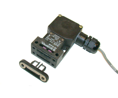 SCHMERSAL INTELOCK SAFETY SWITCH W/KEY MODEL AZ16ZVRK